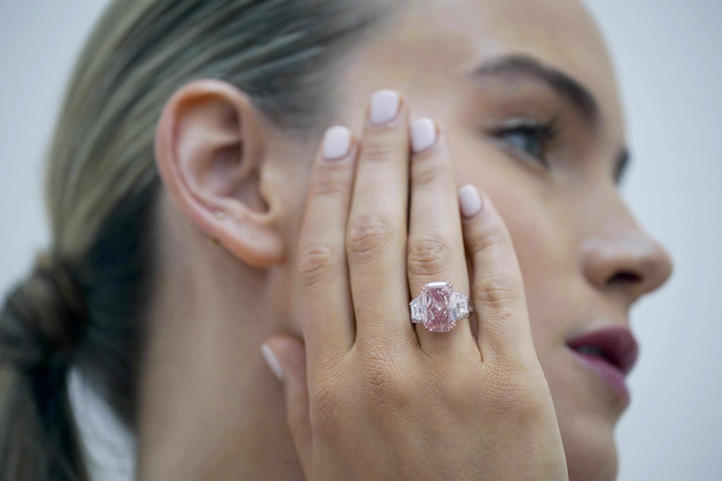 Roze Diamant Kan Meer Dan 21 Miljoen Euro Opleveren Op Veiling In Hong